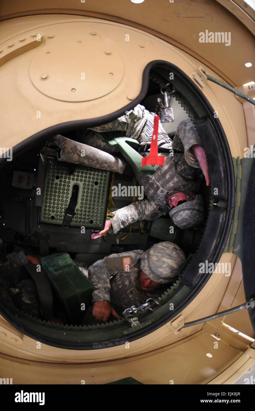 Humvee rollover training -Fotos und -Bildmaterial in hoher Auflösung ...