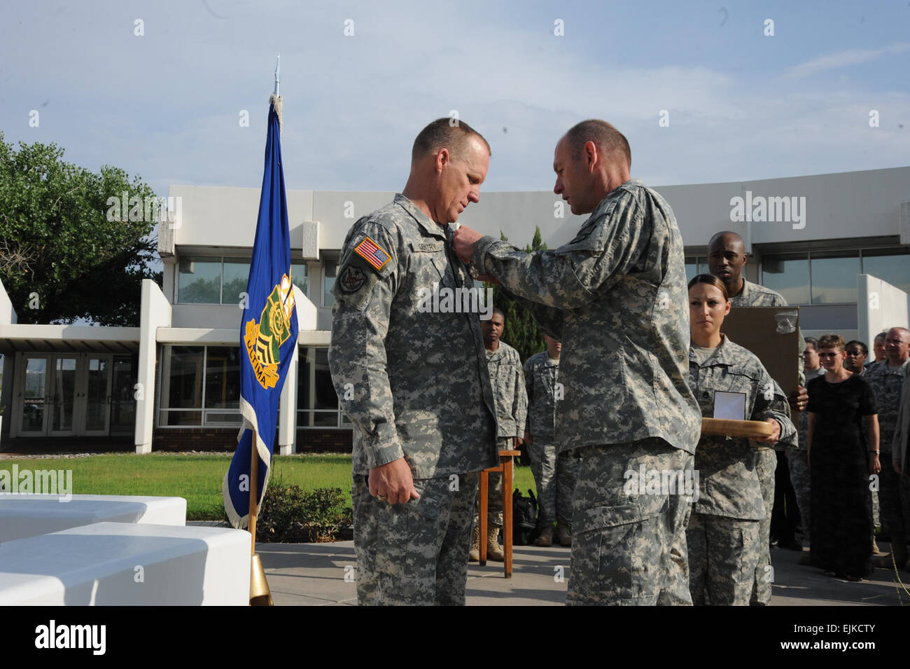 Brigadier General Edward Cardon vergibt der Legion Of Merit an Colonel ...