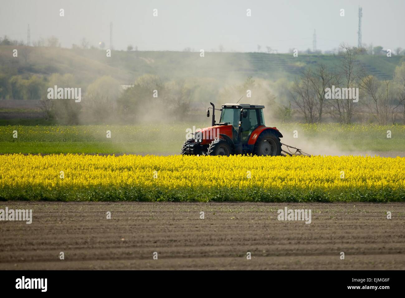 Traktor bei der atbeit -Fotos und -Bildmaterial in hoher Auflösung – Alamy