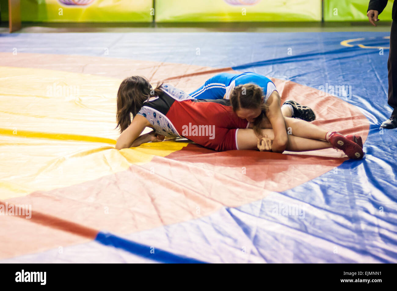Ringende mädchen -Fotos und -Bildmaterial in hoher Auflösung – Alamy