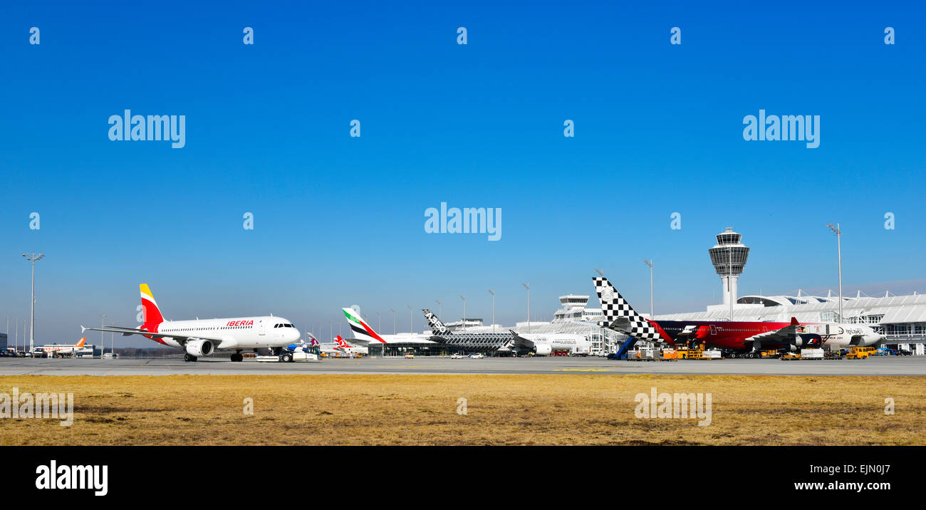 Flugzeug Line-up, Terminal 1, mit Turm, München, Landkreis Freising ...
