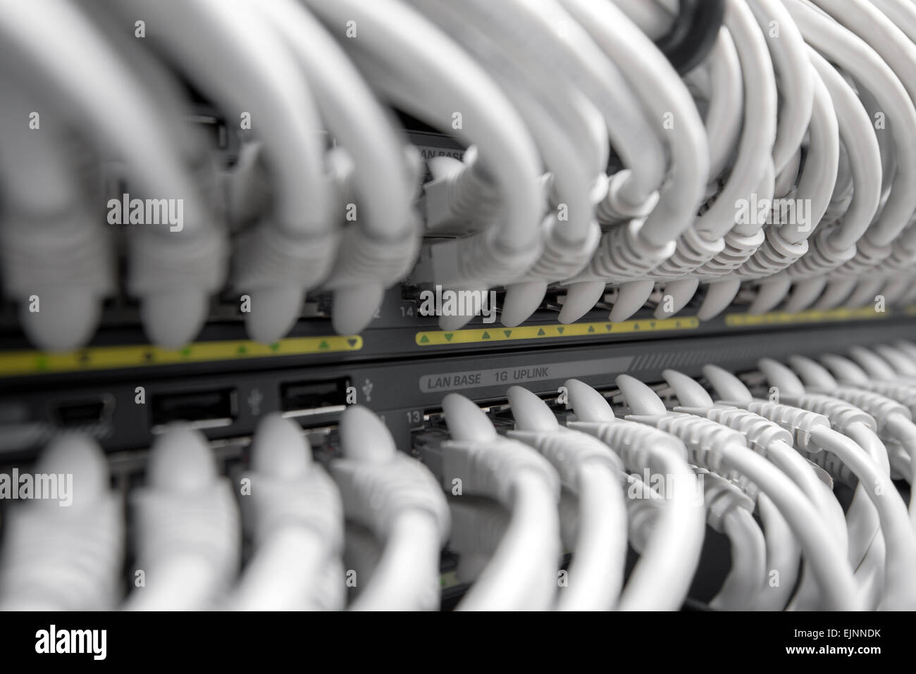 Network switch ethernet cables -Fotos und -Bildmaterial in hoher ...