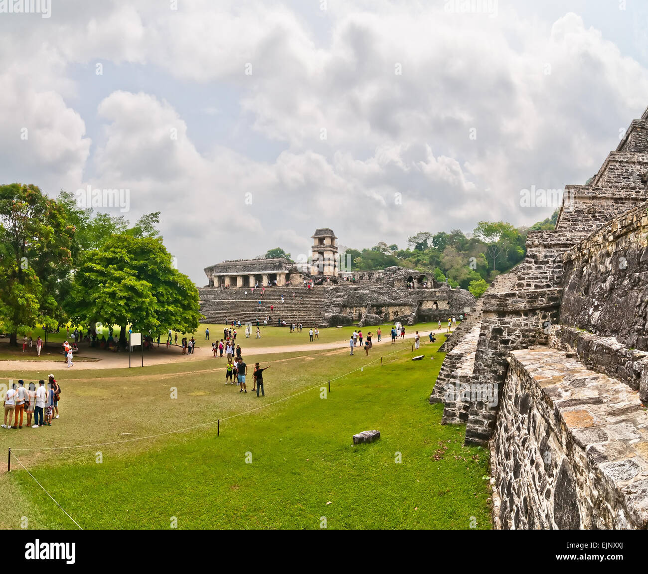 Palenque, Mexiko - 18. April 2014: Touristen besuchen die Ruinen von ...