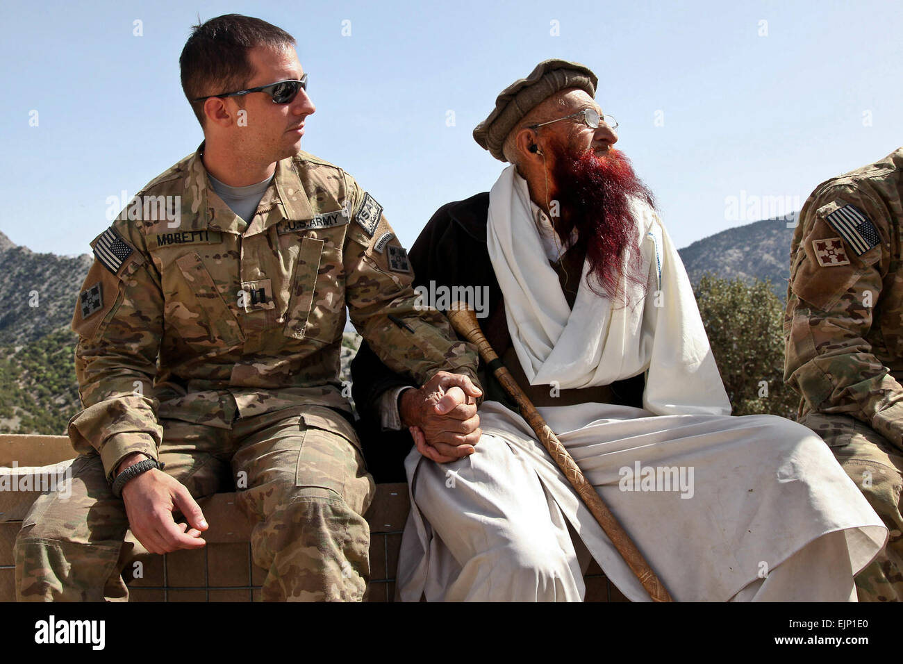 US Army Captain Mark Moretti sitzt einher mit Shamshir Khan, einer der ...