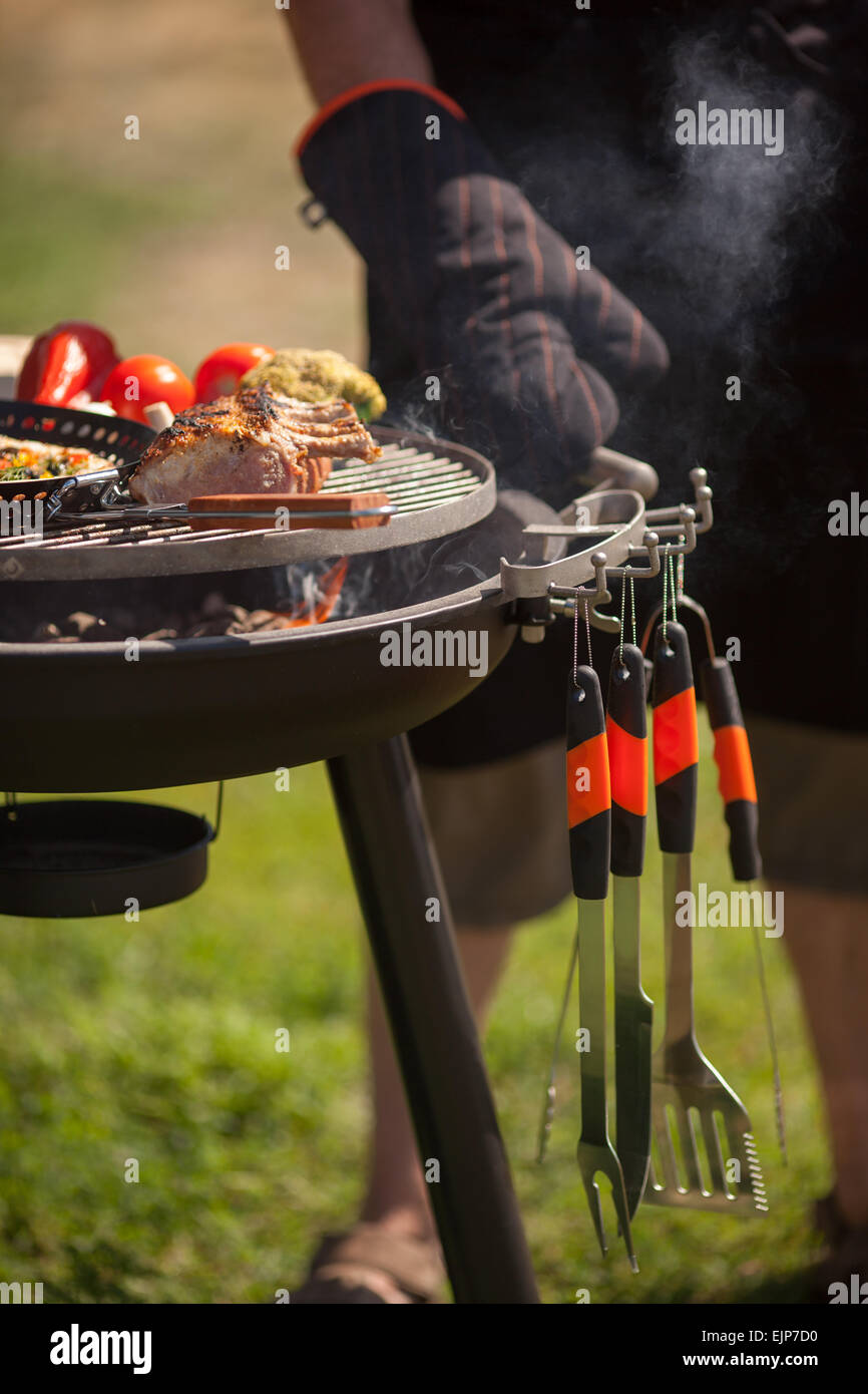 Frisches Fleisch und Gemüse vom Grill im Sommer am Wochenende Grillen ... Frisches Fleisch und Gemüse vom Grill im Sommer am Wochenende Grillen ...