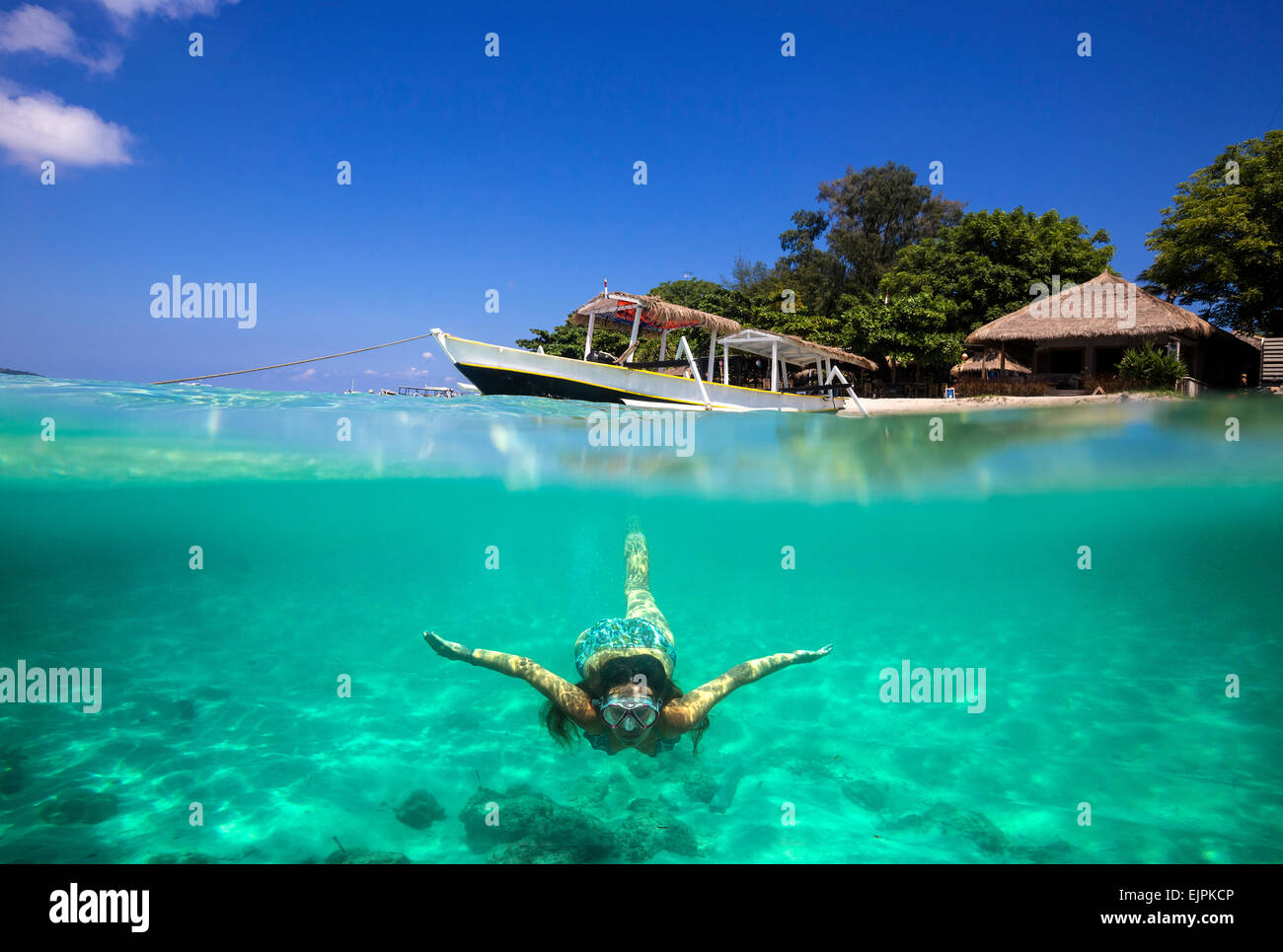 Collage mit Frau unter Wasser zu tauchen und Segeln Boot auf ...