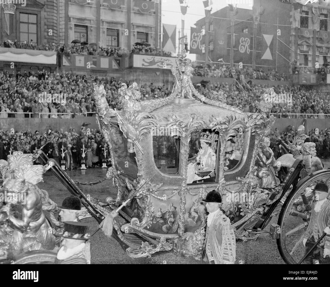Die Krönung von Königin Elisabeth II. Die goldene Kutsche mit der ...