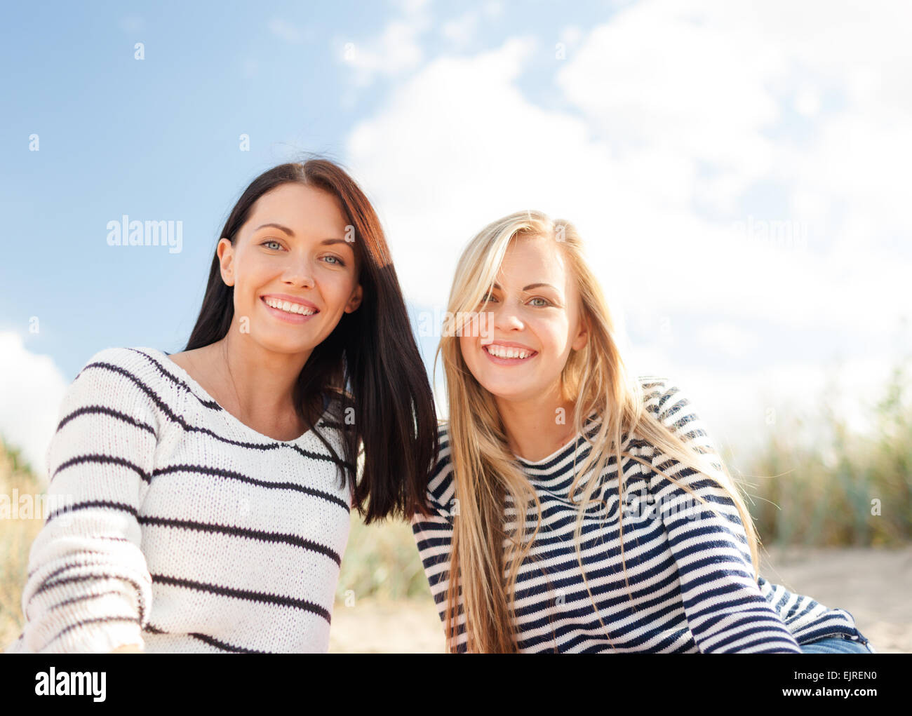 lächelnd Freundinnen Spaß am Strand Stockfotografie - Alamy