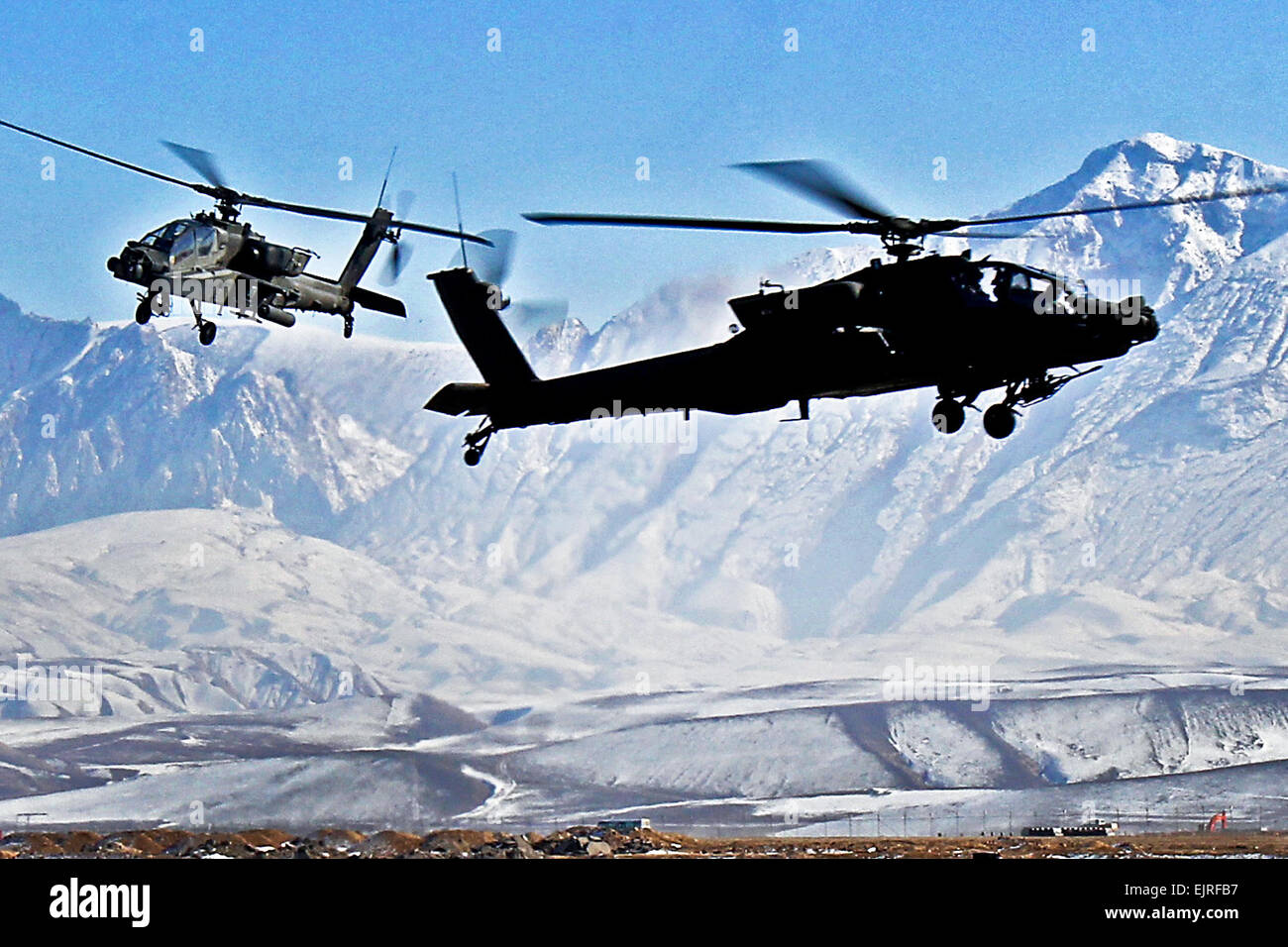 Zwei AH - 64D Apache-Hubschrauber aus dem 1. Luft Kavallerie-Brigade, 1 ...