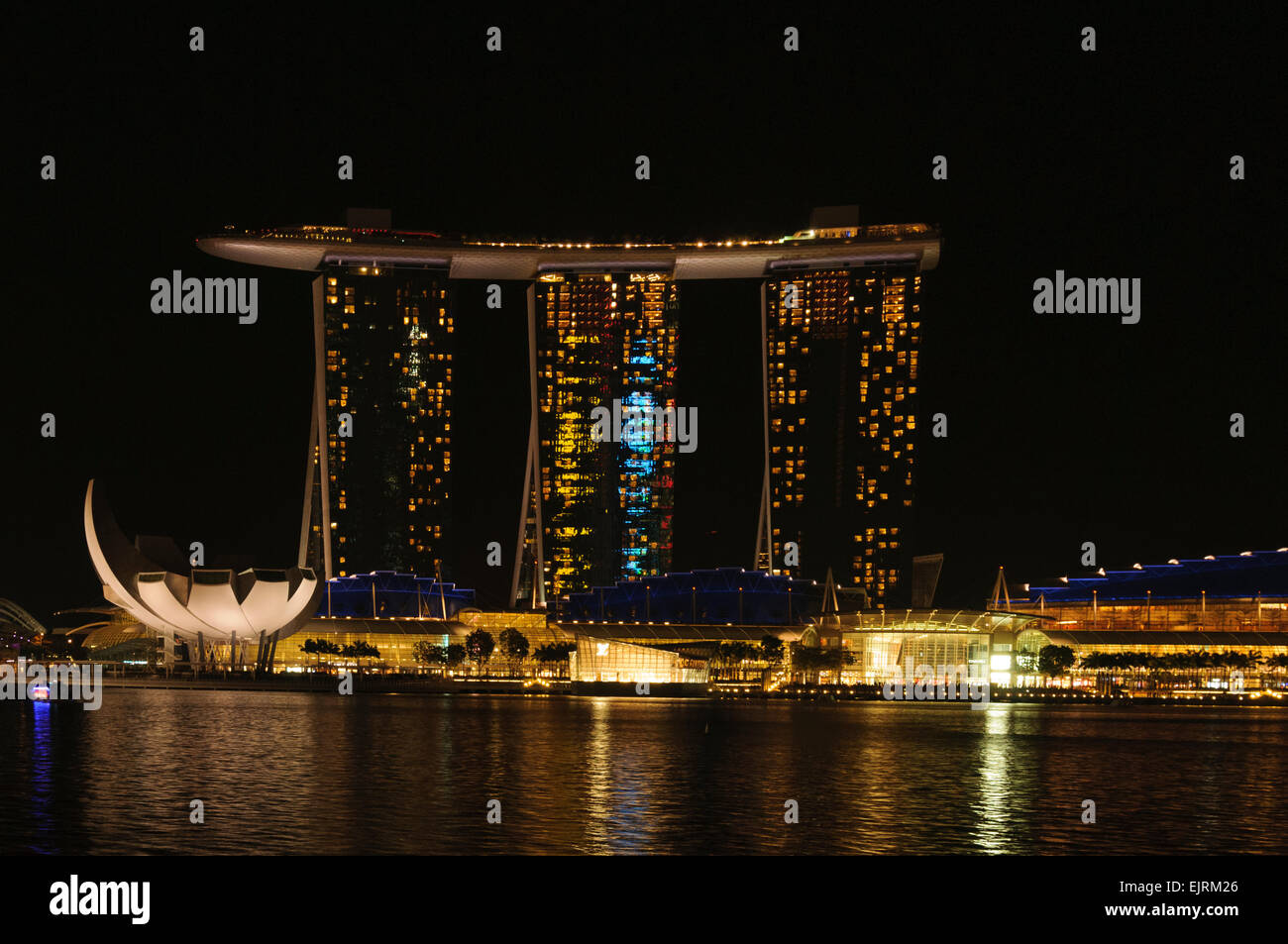Marina bay sands in der nacht -Fotos und -Bildmaterial in hoher Auflösung – Alamy