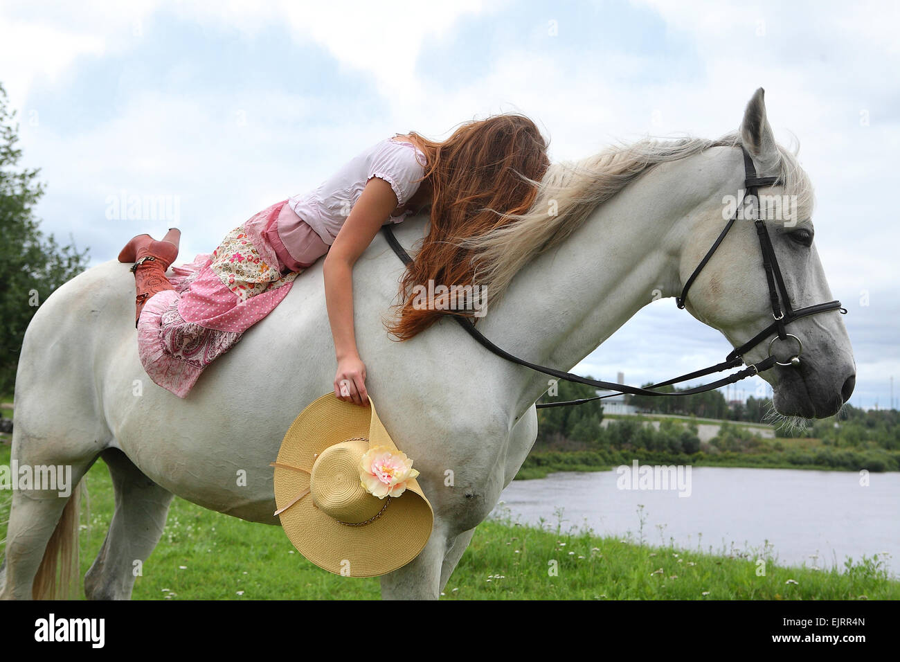 Mädchen mit pferd -Fotos und -Bildmaterial in hoher Auflösung – Alamy