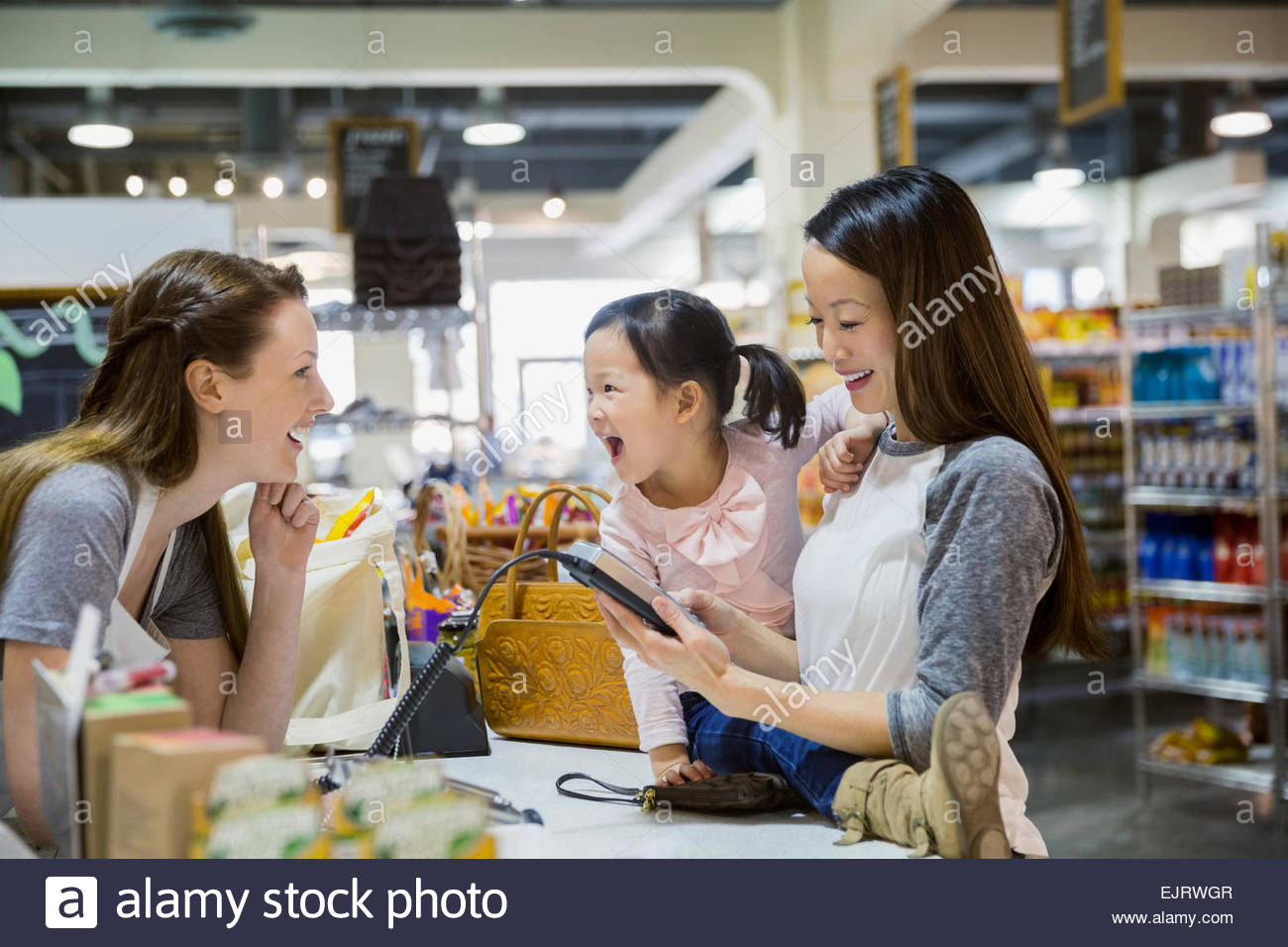 Mutter und Tochter an der Supermarkt Kasse bezahlen Stockfotografie - Alamy