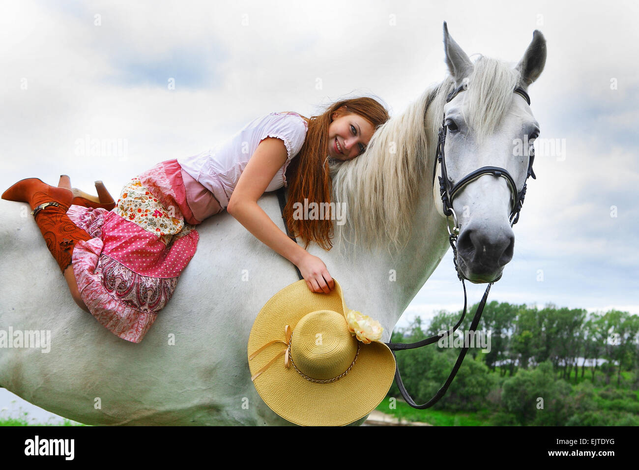Mädchen mit pferd -Fotos und -Bildmaterial in hoher Auflösung – Alamy