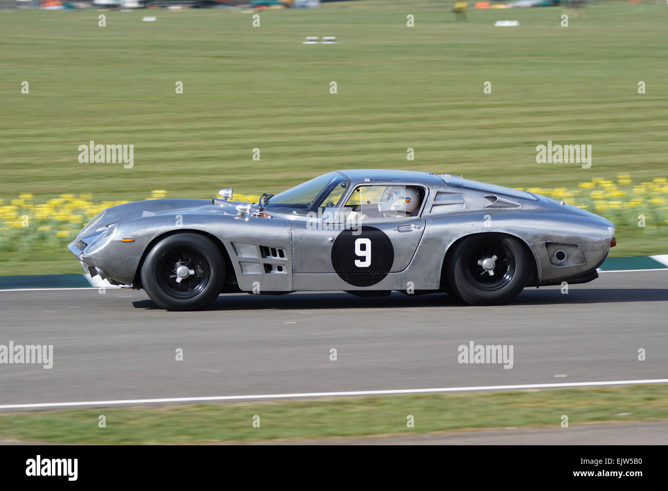 Die 1964 Iso Bizzarrini A3C Jamie McIntyre und Bobbie Verdon Roe Kurven ...