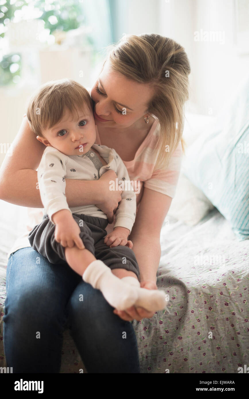 Mutter sohn bett -Fotos und -Bildmaterial in hoher Auflösung – Alamy