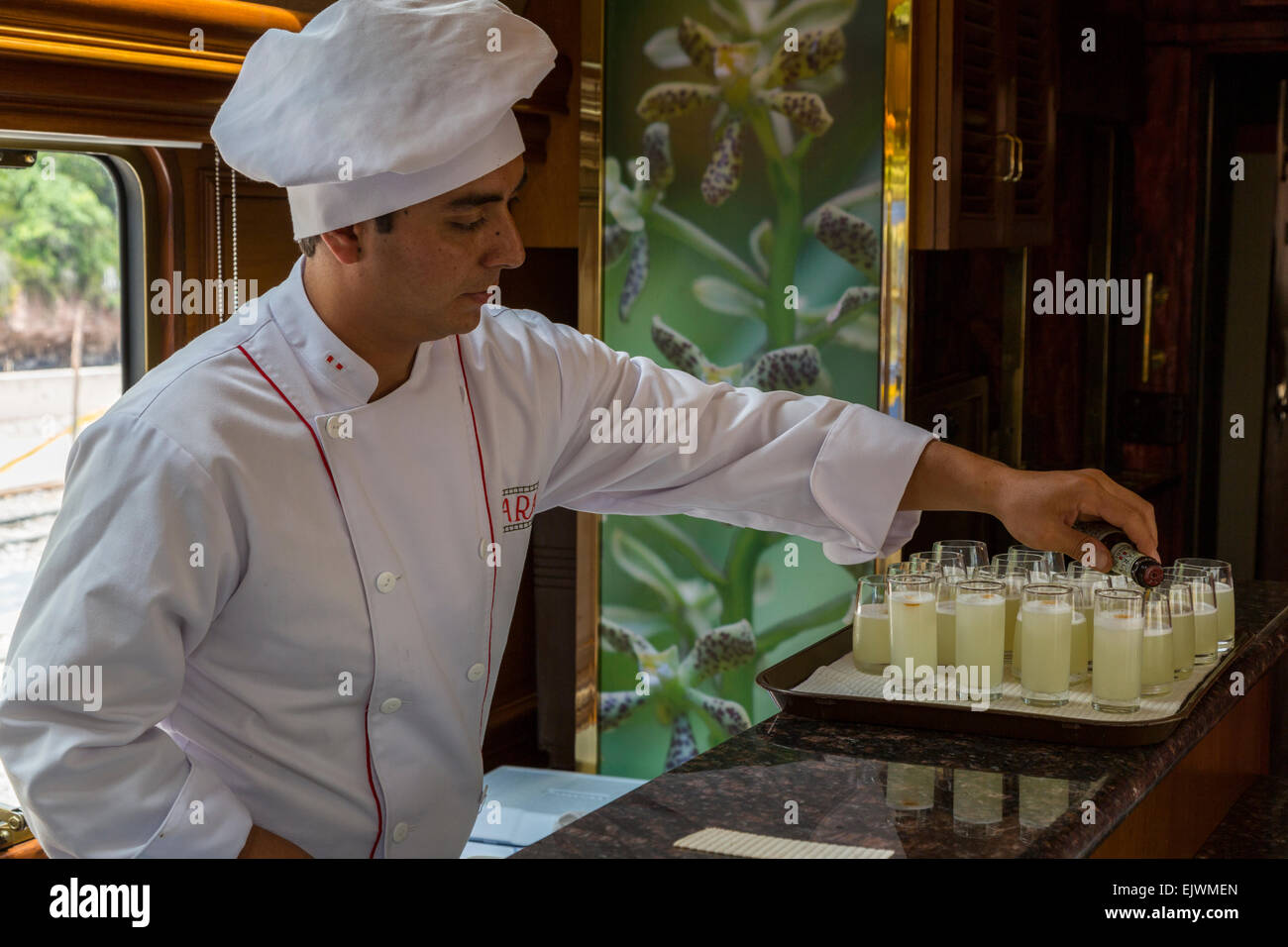 Peru. Koch bereitet Pisco Sours, Inka Rail Oberklasse Zug ...