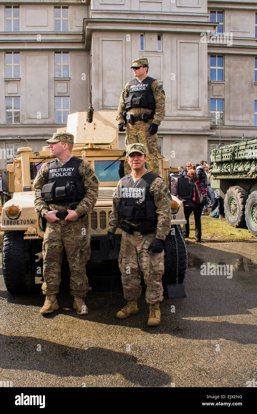 MP Militärpolizei Soldaten U.S. Armee "Dragoon Ride"-Konvoi ...