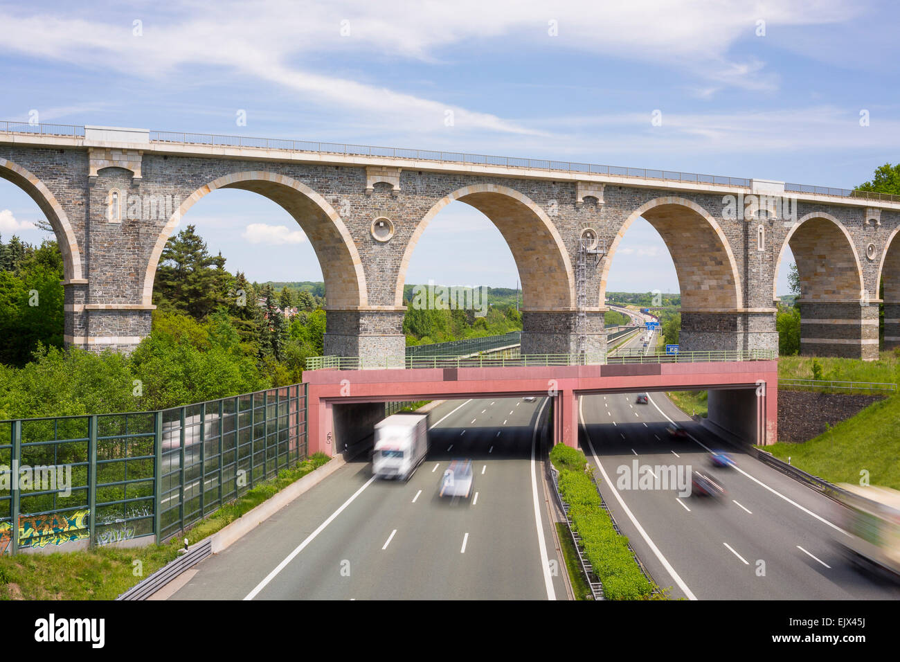 Bahrebachmühle-Viadukt, dreispurige Autobahn A4 zwischen Chemnitz-Glösa ...