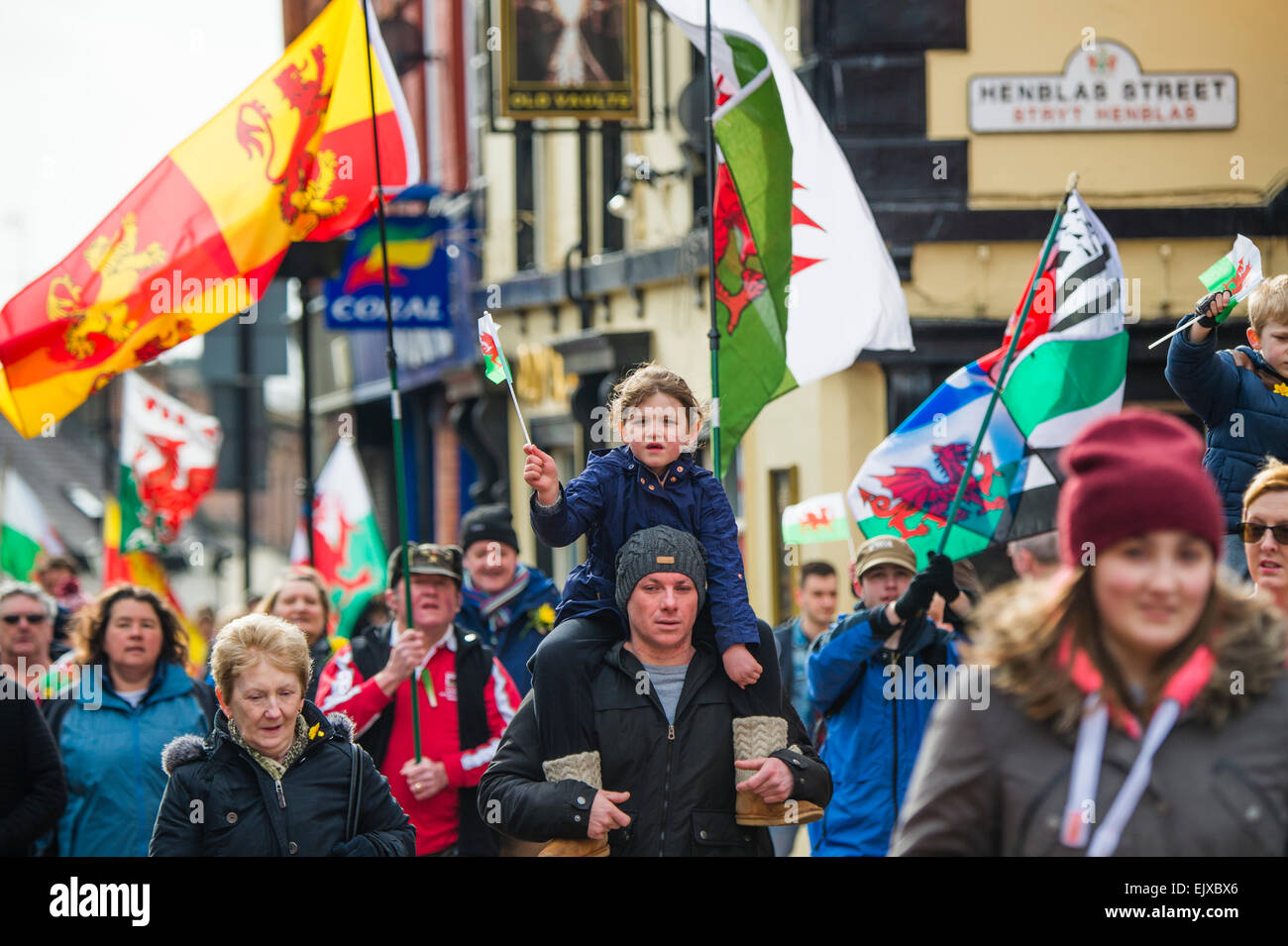 Schwenkende fahnen und transparente Stockfotos und -bilder Kaufen - Alamy