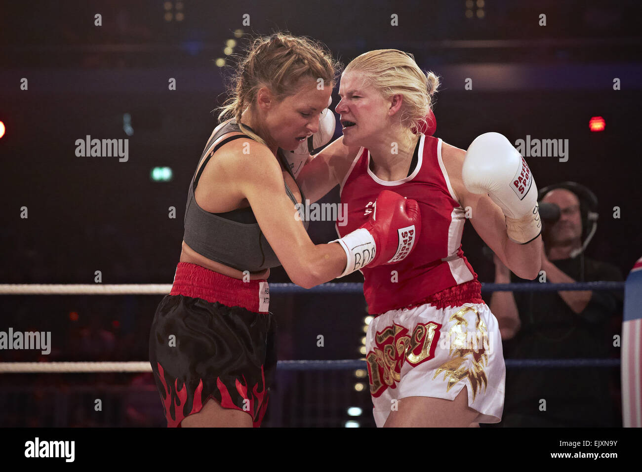 Promis ProSieben live im Fernsehen zeigen "Promiboxen 2014" Featuring ...