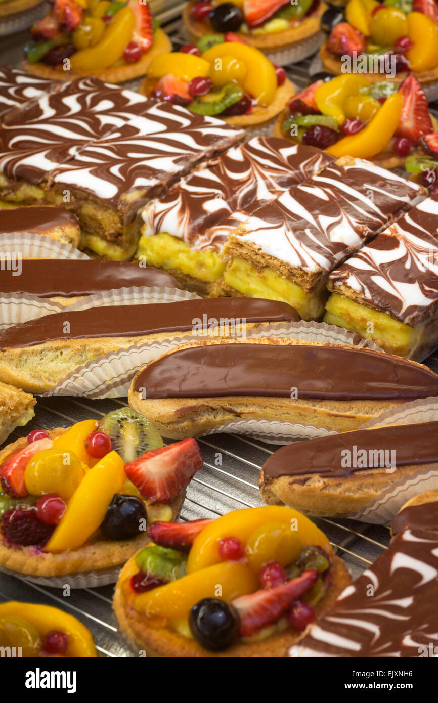 Die Anzeige von Gebäck in Kuchen Schaufenster (Frankreich). Obst ...