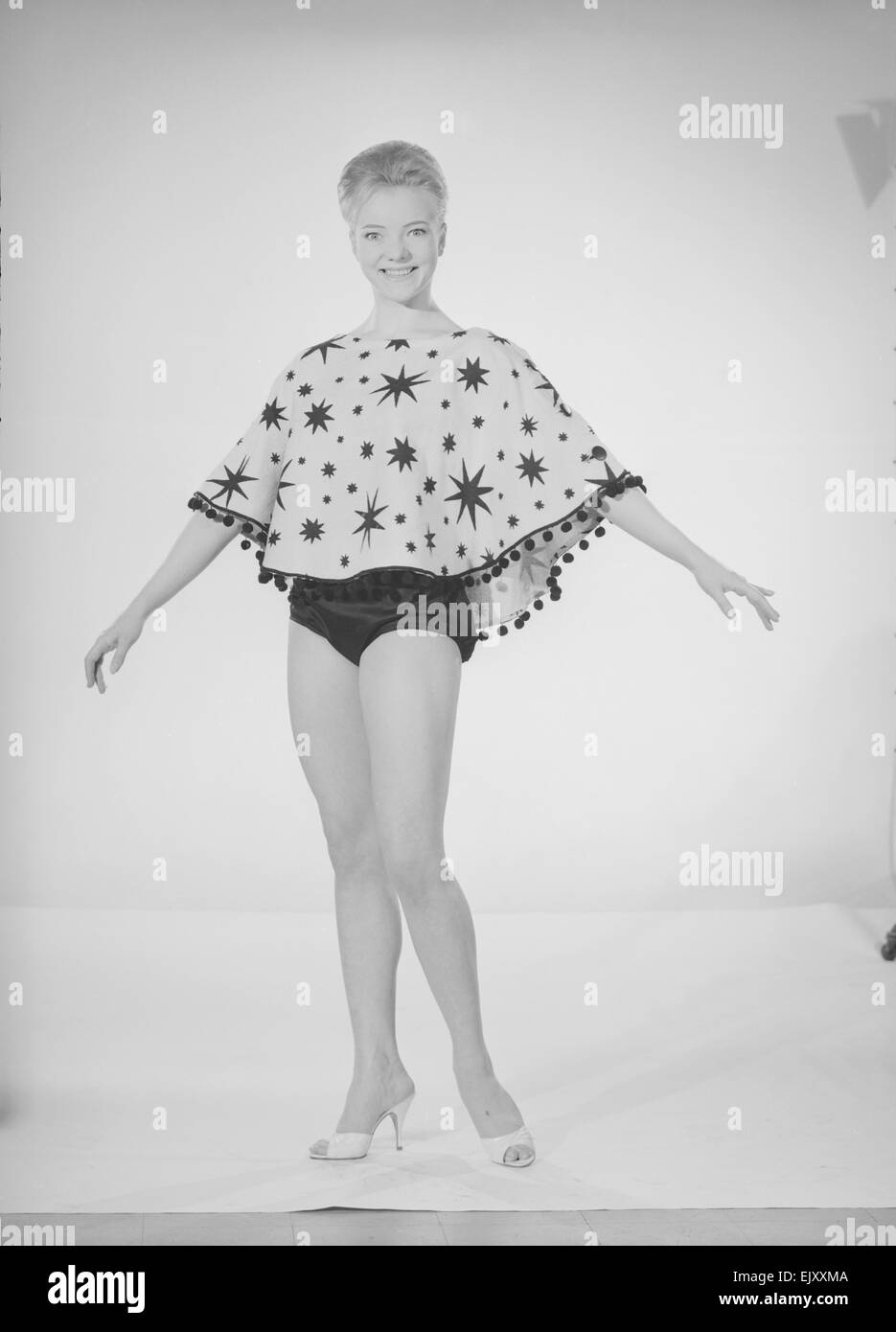 Model Valerie Hollman. Reveille Strand Wrap Mode-Shooting. Frau tragen ...