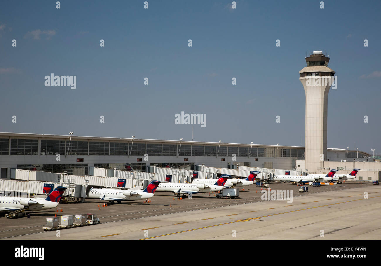 Romulus, Michigan - der Kontrollturm und Delta Air Lines jets am ...