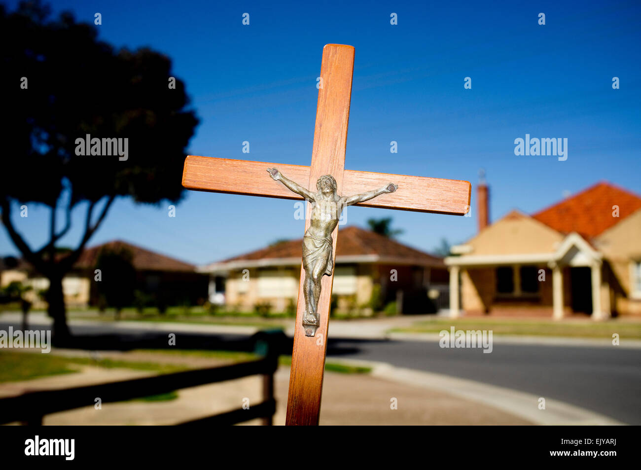 Zusammen gekreuzigt -Fotos und -Bildmaterial in hoher Auflösung – Alamy