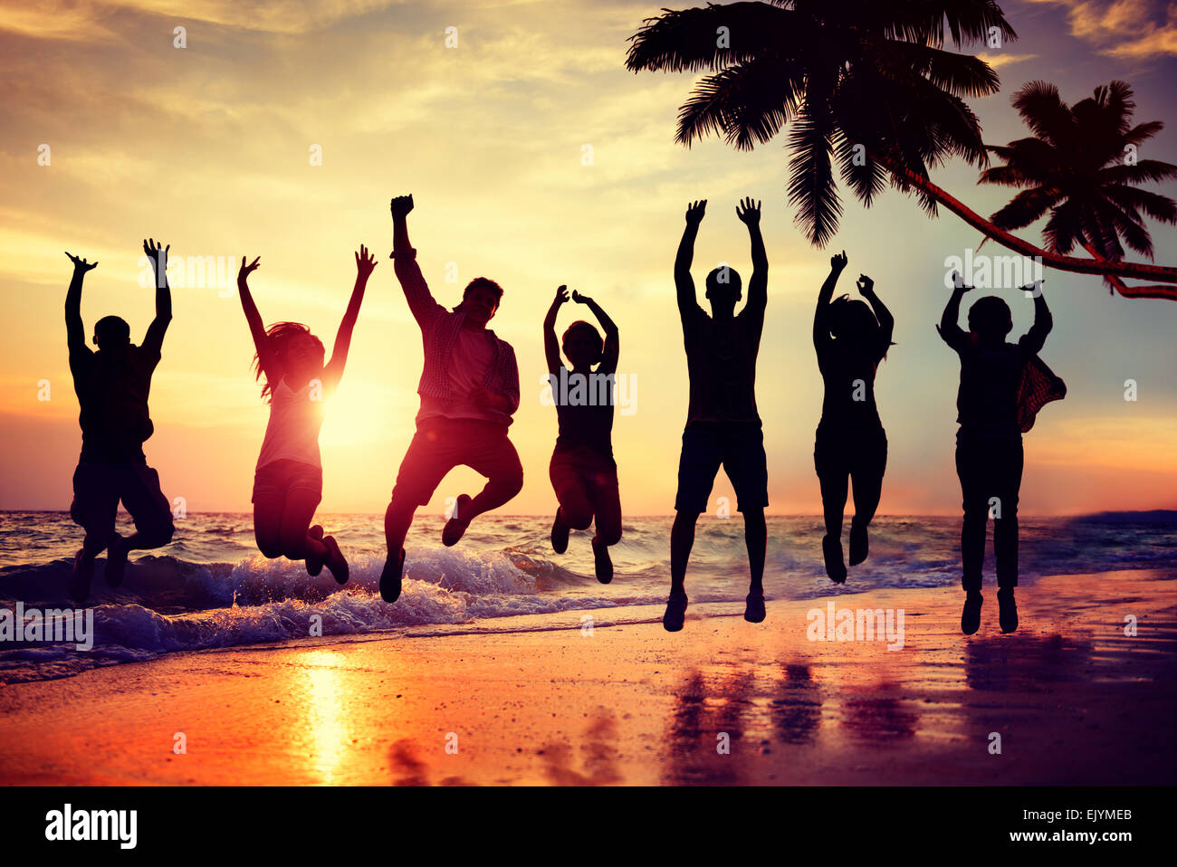 Junge Menschen springen mit Aufregung am Strand Stockfotografie - Alamy