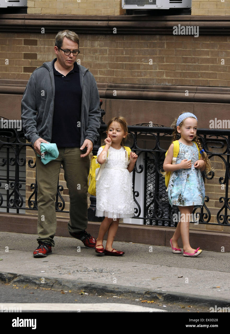 Matthew Broderick nimmt seine Zwillingstöchter, Marion und Tabitha mit ...