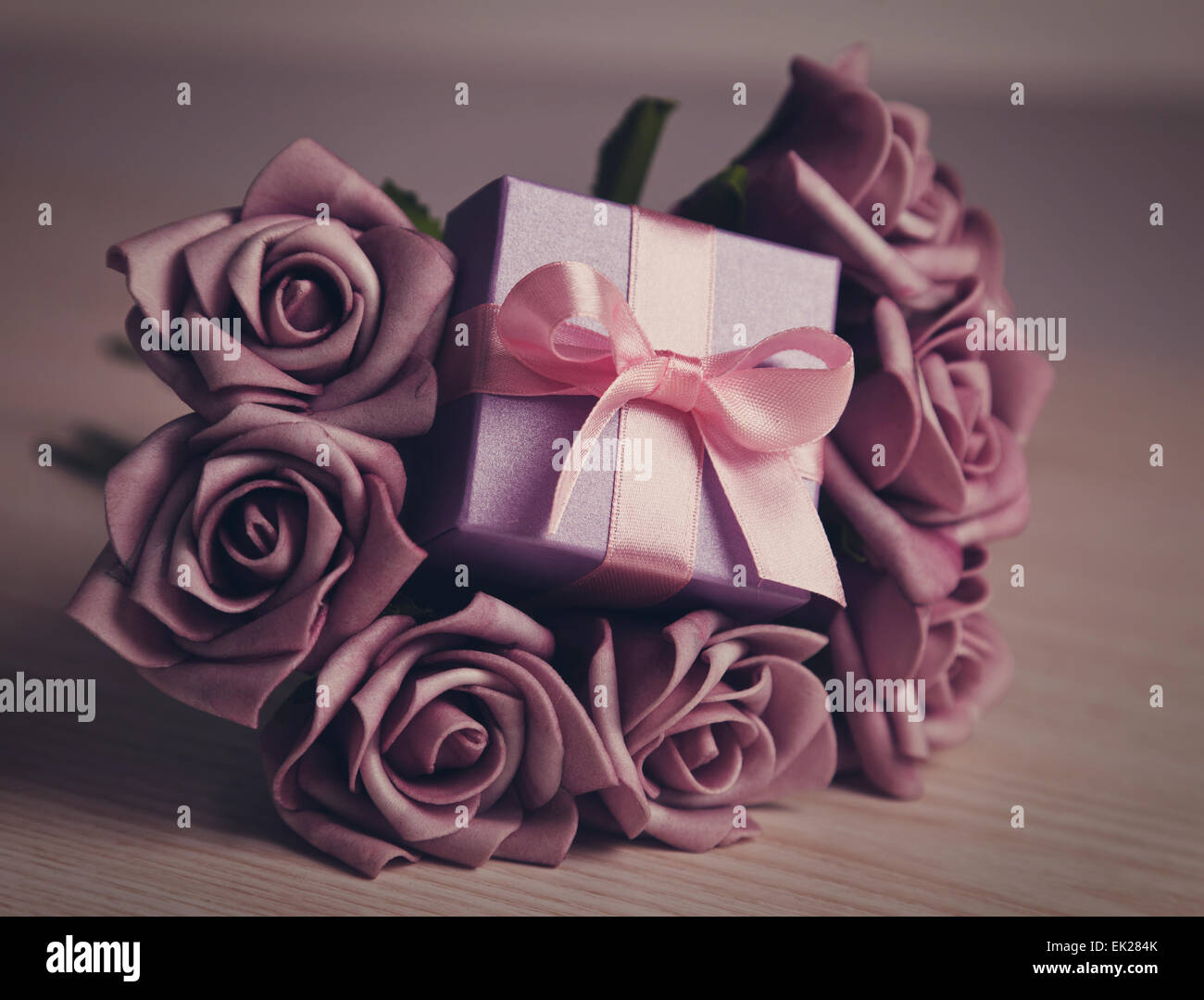 Geschenk box -Fotos und -Bildmaterial in hoher Auflösung – Alamy