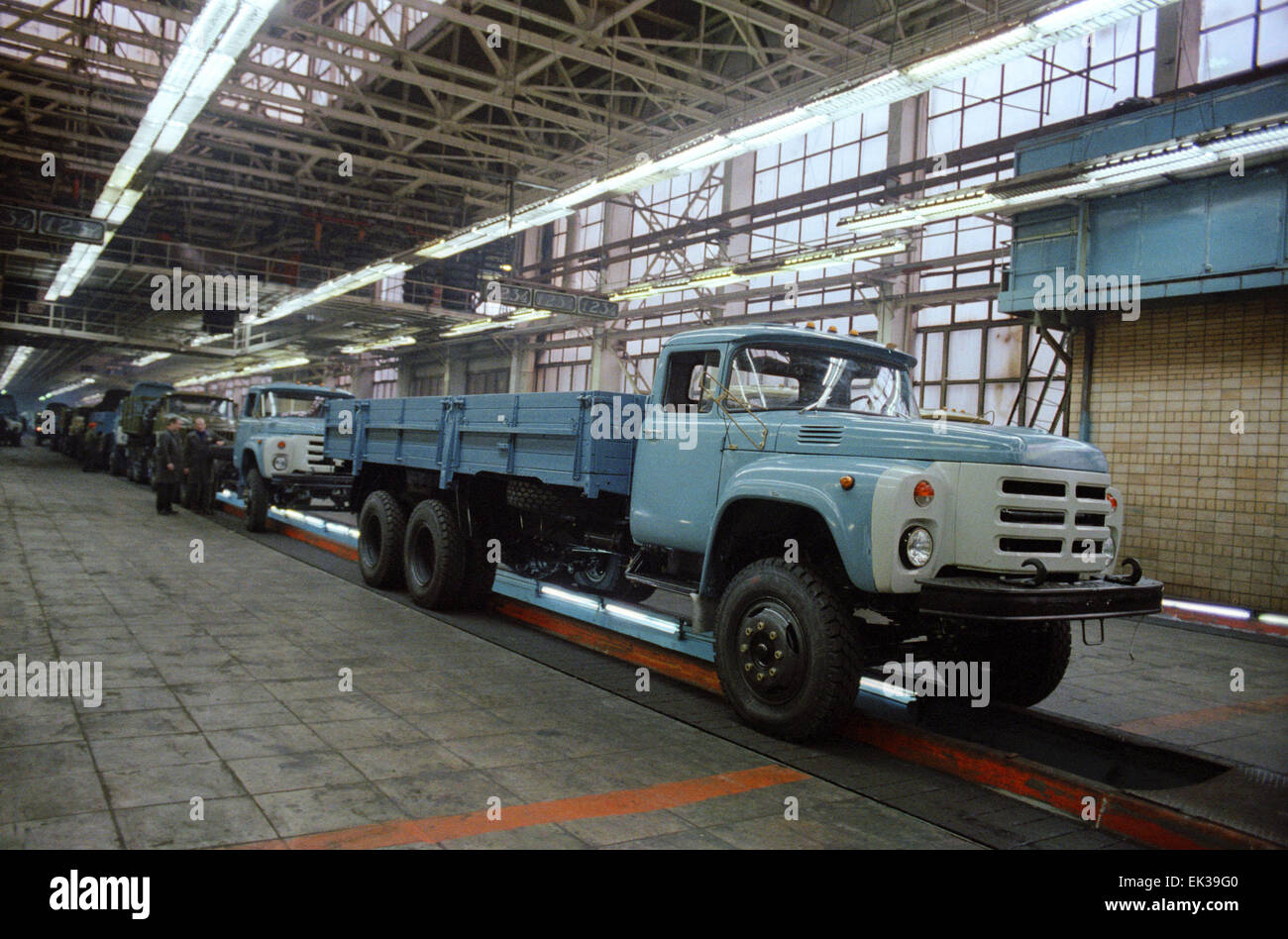 MOSKAU, UDSSR. Der ZiL-133 GYa LKW im Montagewerk für ZiL Stockfoto ...
