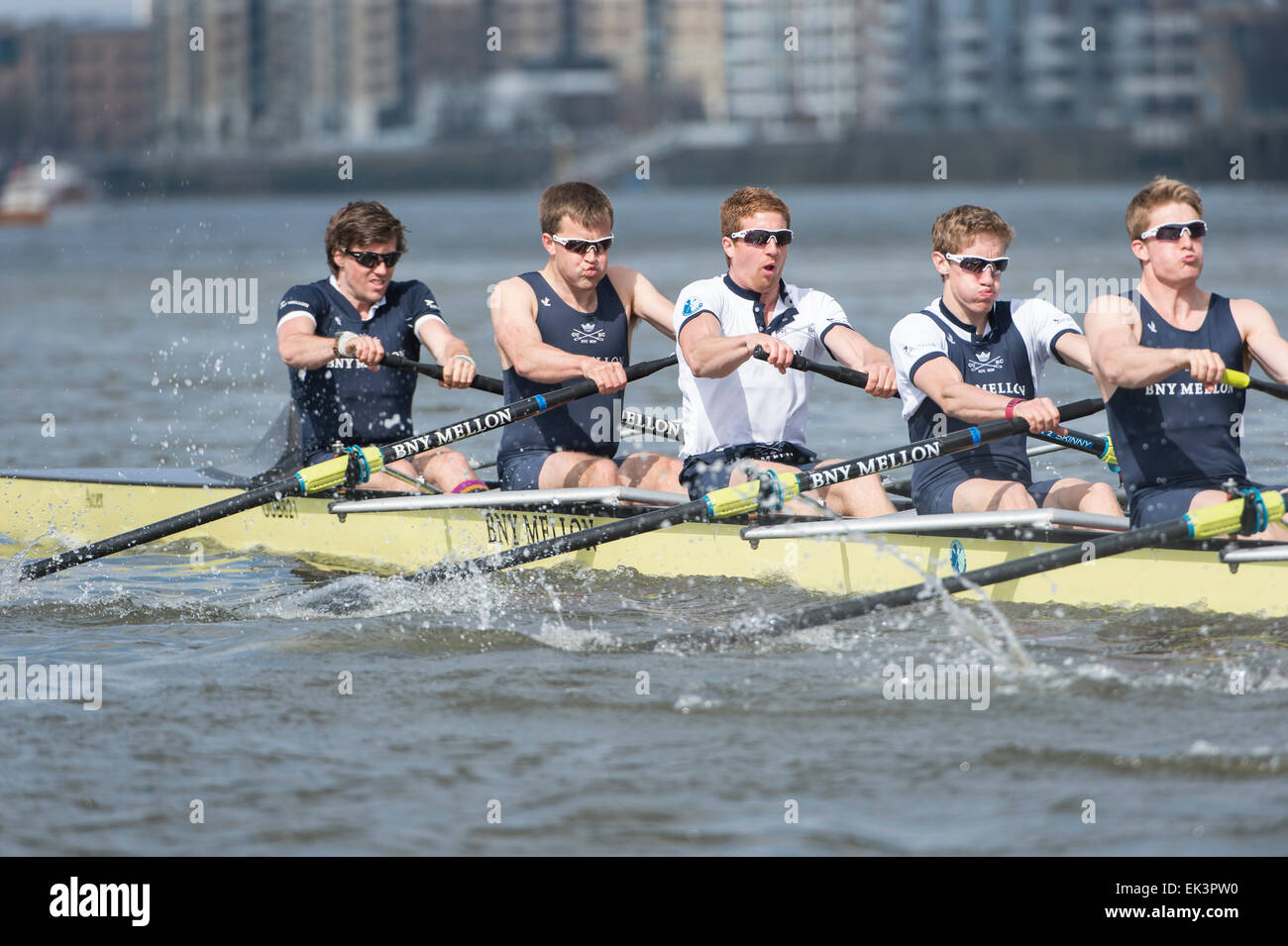 Themse, London. 6. April 2015. Oxford University Boat Club (OUBC) auf ...