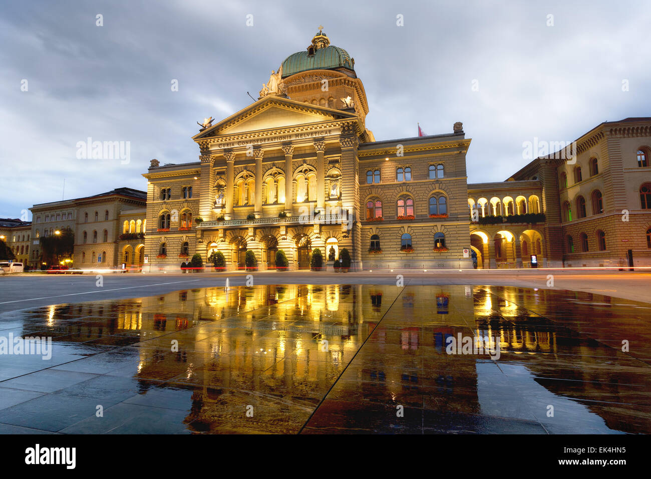 Schweizer Parlament Gebäude Bundesplatz in der Nacht. Bern. Schweiz ...