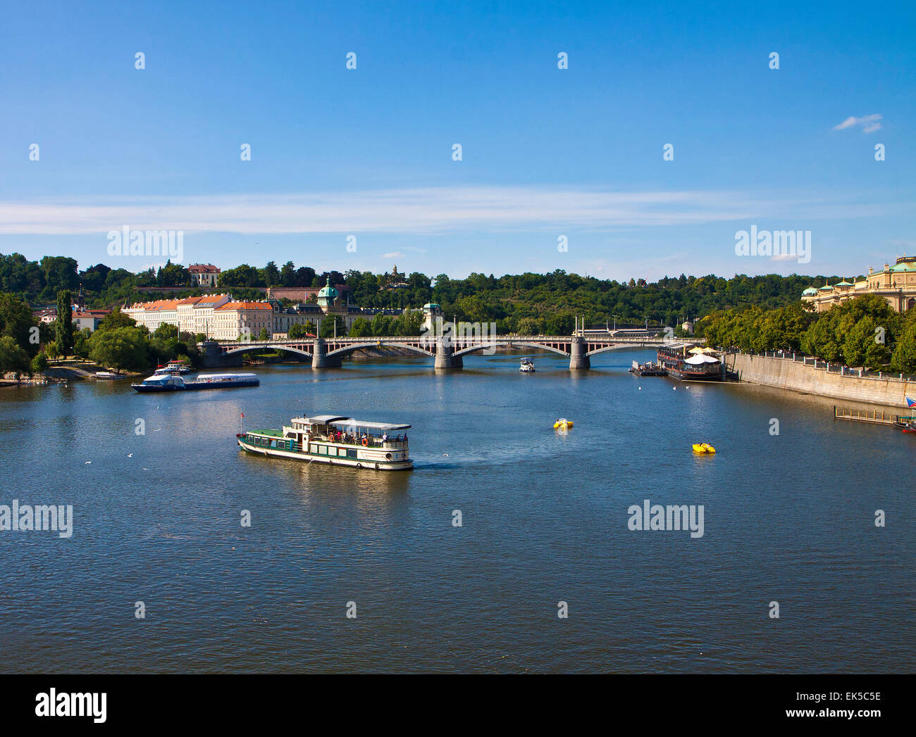Fluss Moldau in Prag, Kreuzfahrt-Schiffe und Boote jeder Größe bieten ...