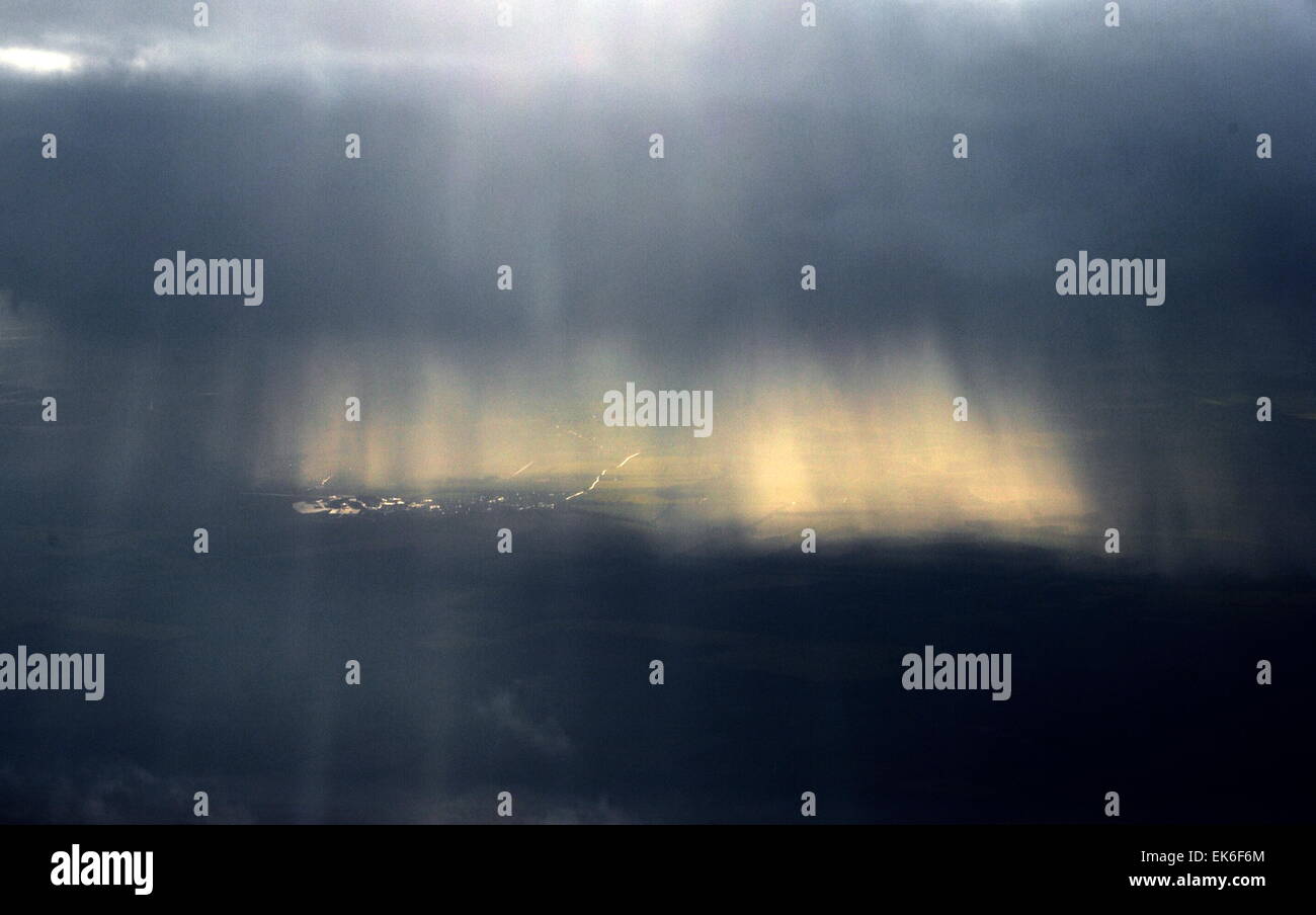 Schwere regen graue wolken -Fotos und -Bildmaterial in hoher Auflösung ...