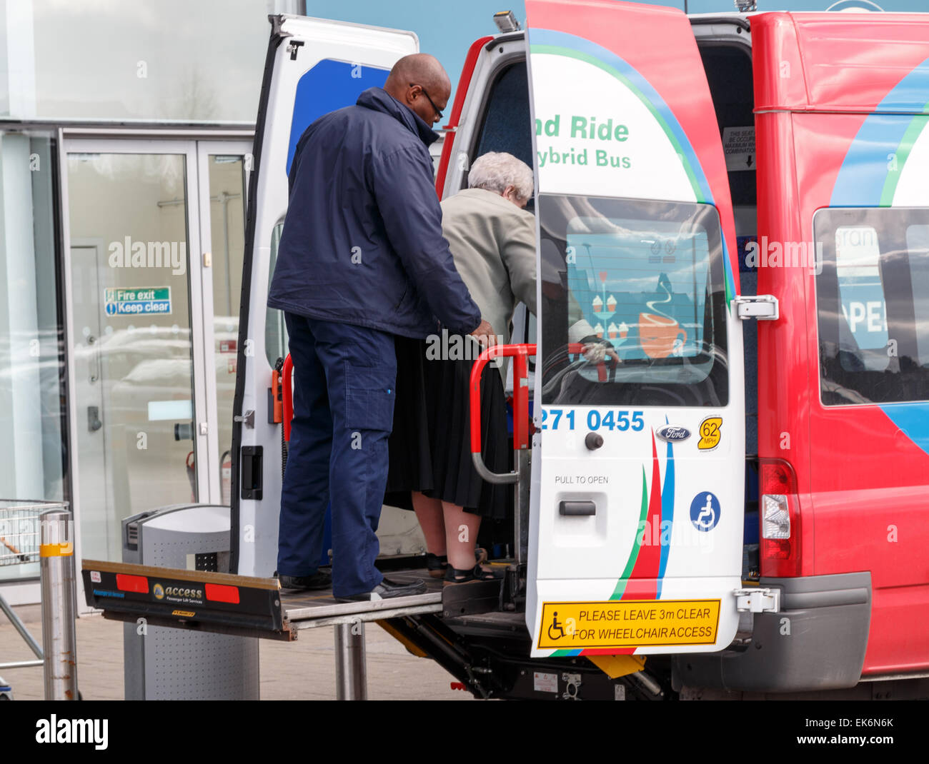 Behindertengerechter einstieg bus -Fotos und -Bildmaterial in hoher ...