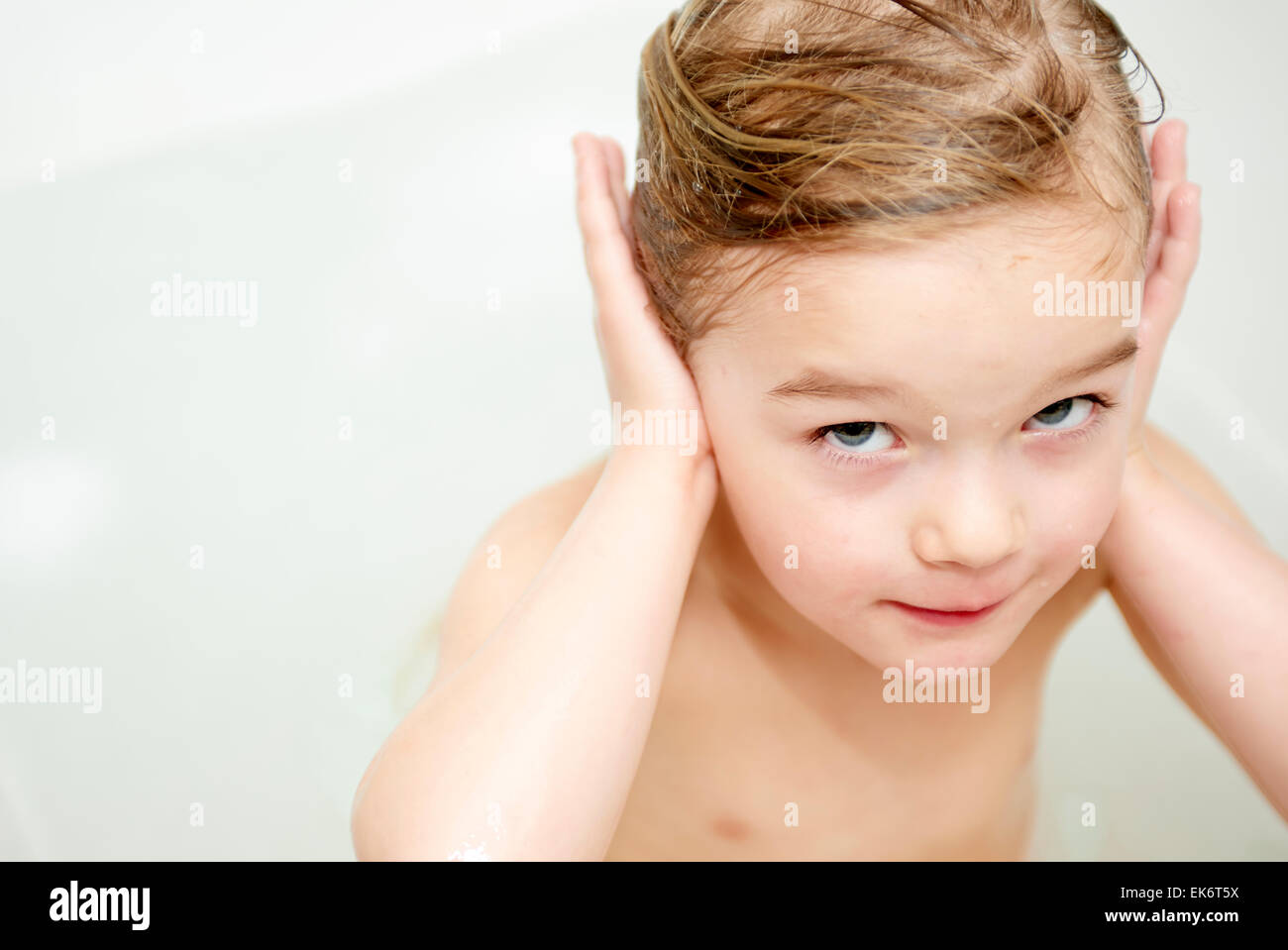 Kind in badewanne -Fotos und -Bildmaterial in hoher Auflösung – Alamy