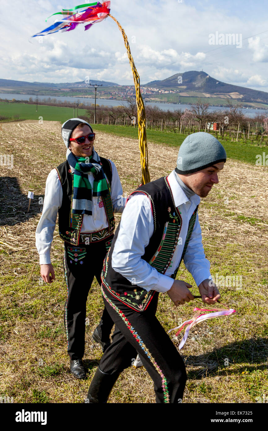 Ostermontag - jungen führt durch das Dorf mit einer Peitsche und ...