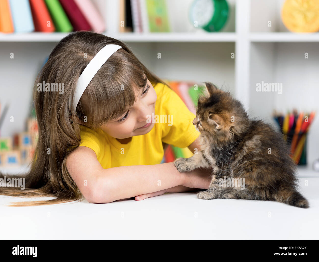Junges mädchen mit katze -Fotos und -Bildmaterial in hoher Auflösung ...