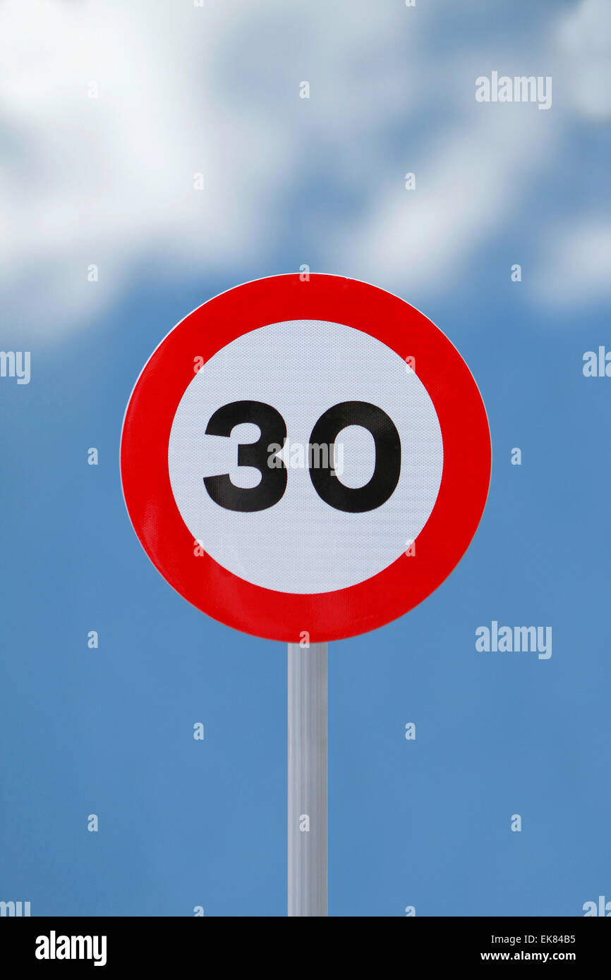 Tempolimit warnschild -Fotos und -Bildmaterial in hoher Auflösung – Alamy