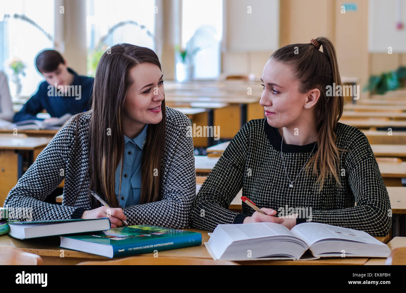 Hintergrund zwei studenten -Fotos und -Bildmaterial in hoher Auflösung ...