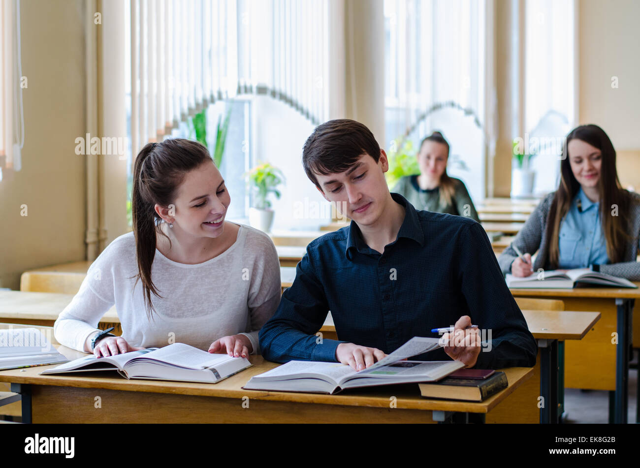 Hintergrund zwei studenten -Fotos und -Bildmaterial in hoher Auflösung ...