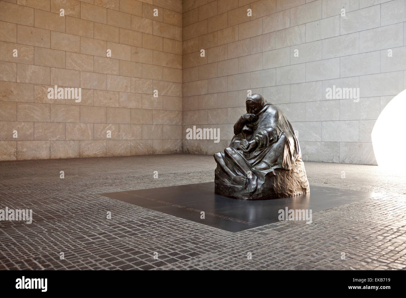 Die Neue Wache, zeigt die Käthe Kollwitz-Skulptur Mutter mit ihren toten Sohn in Berlin ...