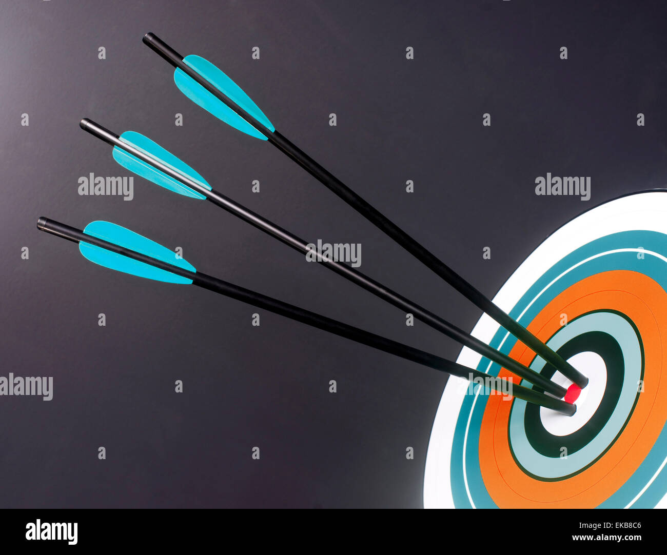 Three arrows hit center target -Fotos und -Bildmaterial in hoher ... Three arrows hit center target -Fotos und -Bildmaterial in hoher ...