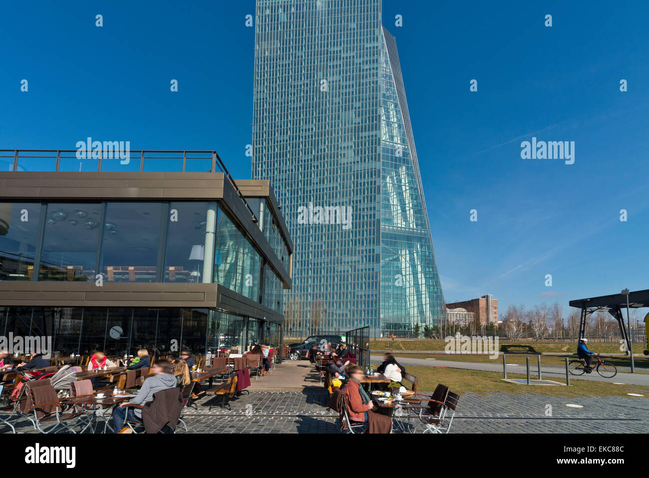 Restaurant frankfurt main -Fotos und -Bildmaterial in hoher Auflösung ...