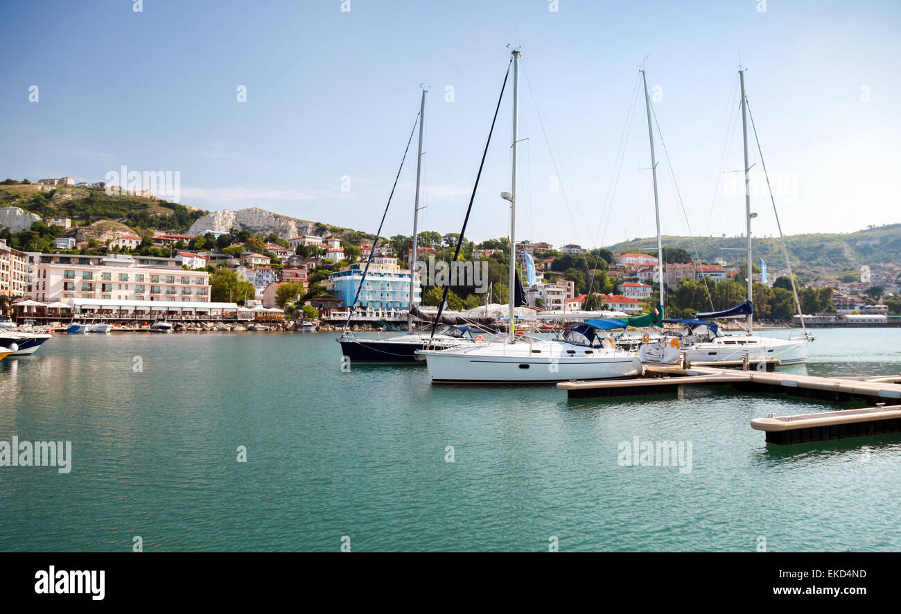 Yachten und Boote vertäut sind in der Marina von Balchik, Bulgarien ...