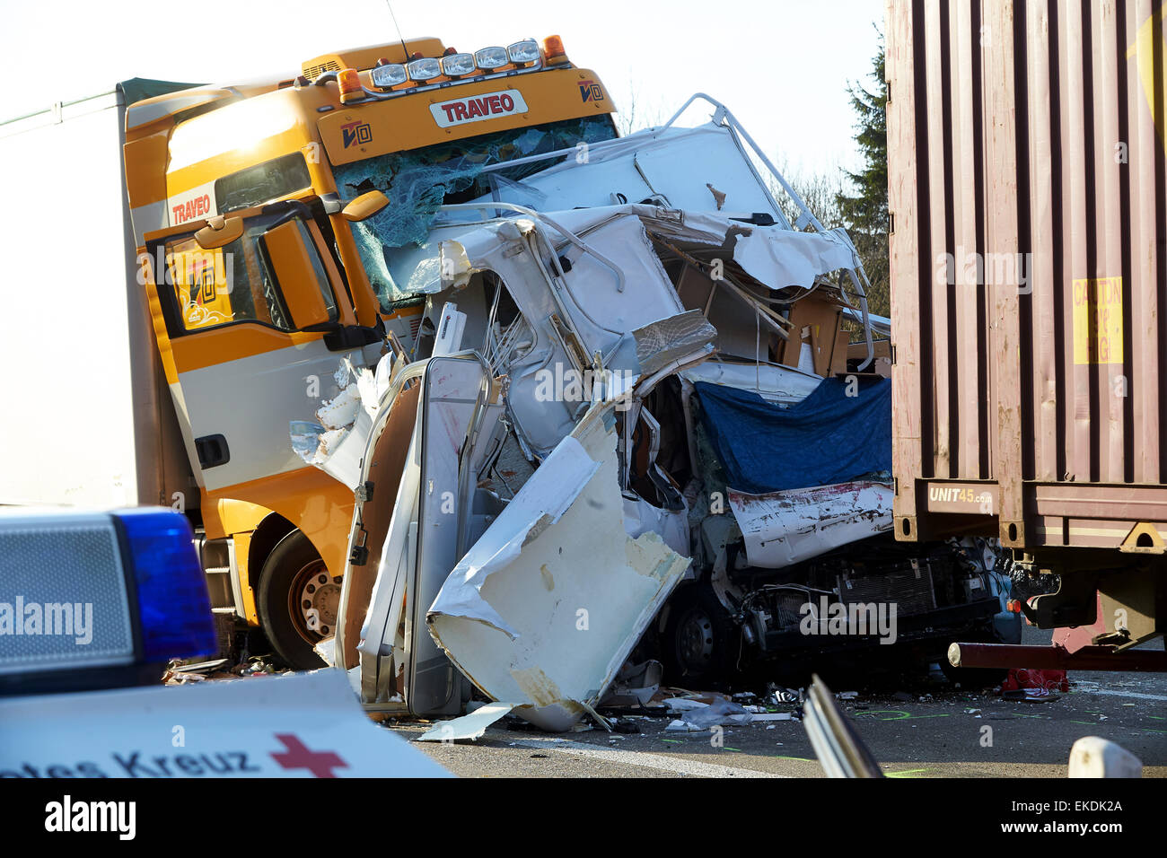 Boppard, Deutschland. 9. April 2015. Das Wrack von einem Wohnmobil zwischen zwei LKW nach einem ...