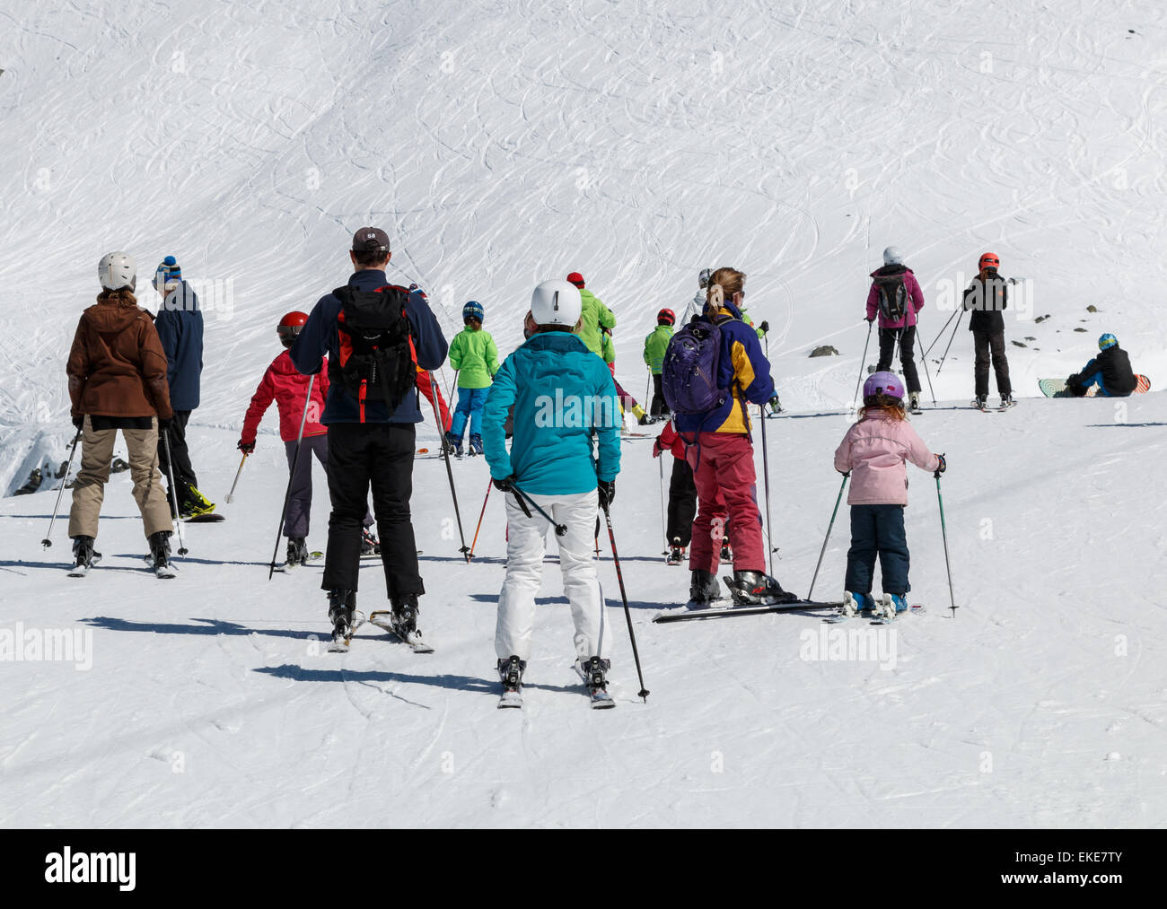 Gruppe von Skifahrern, die immer bereit, eine Piste in den Schweizer ...