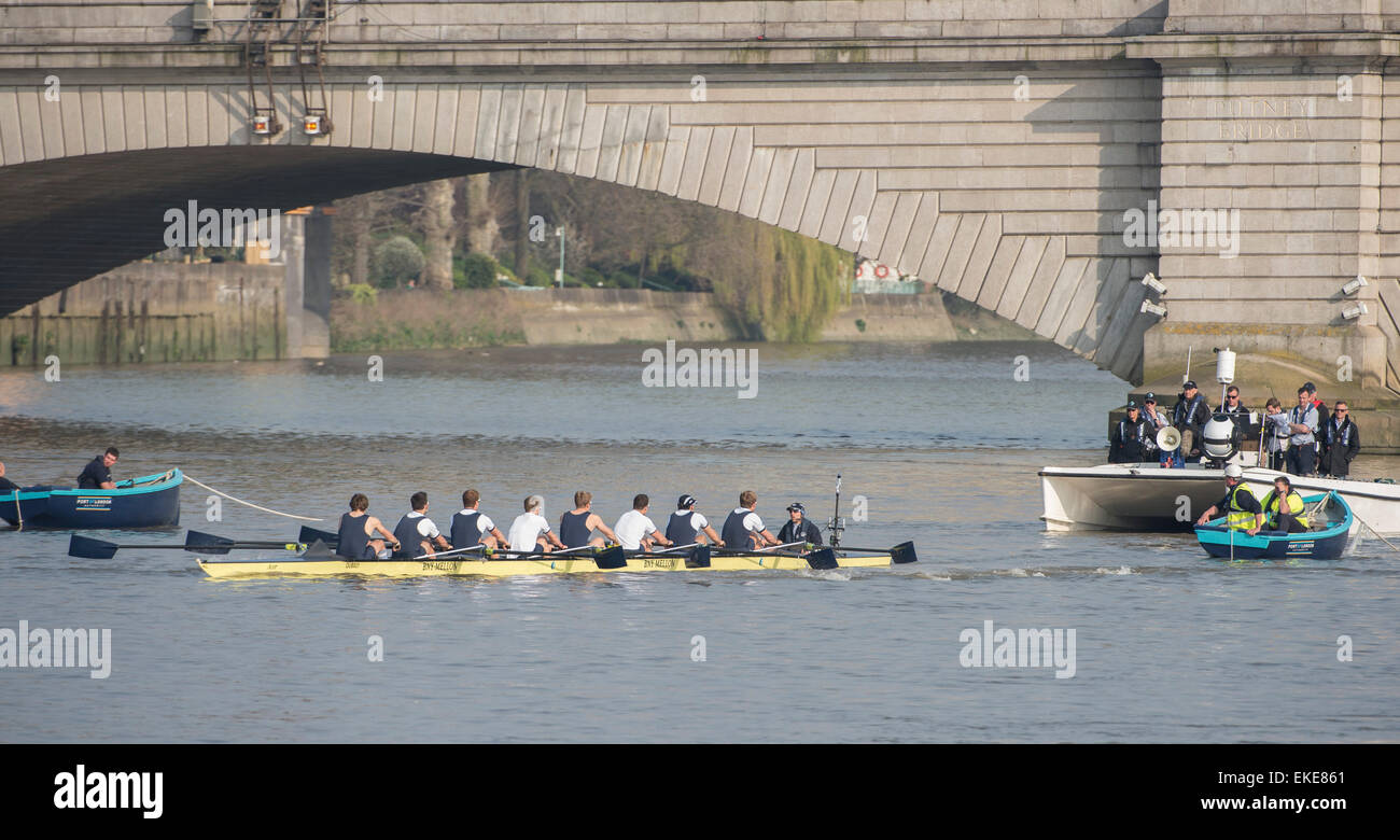 London, UK. 9. April 2015. Oxford University Boat Club (OUBC) auf einem ...